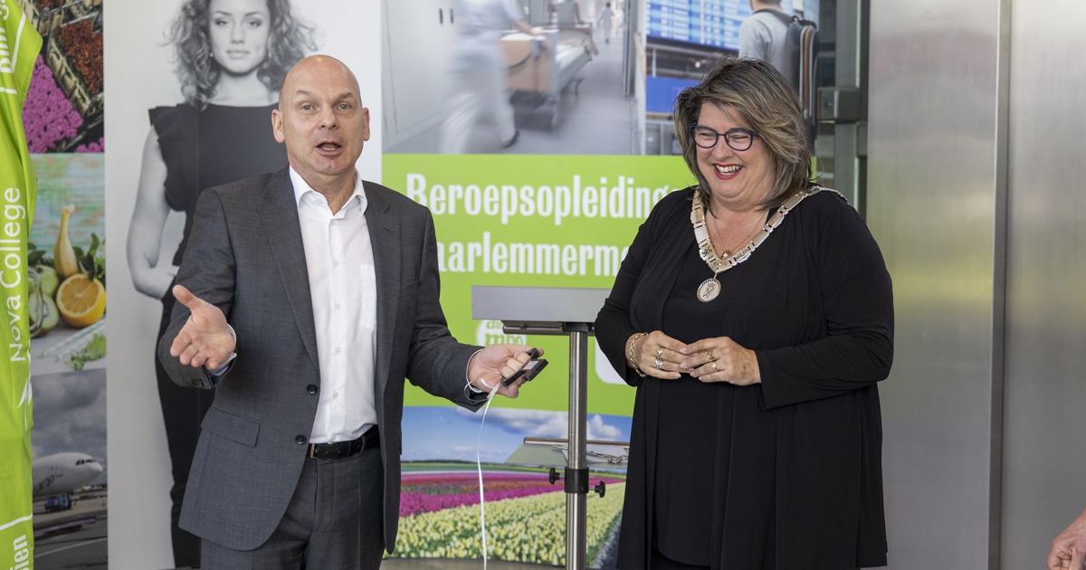 Locoburgemeester opent nieuwe locatie Nova College in Hoofddorp